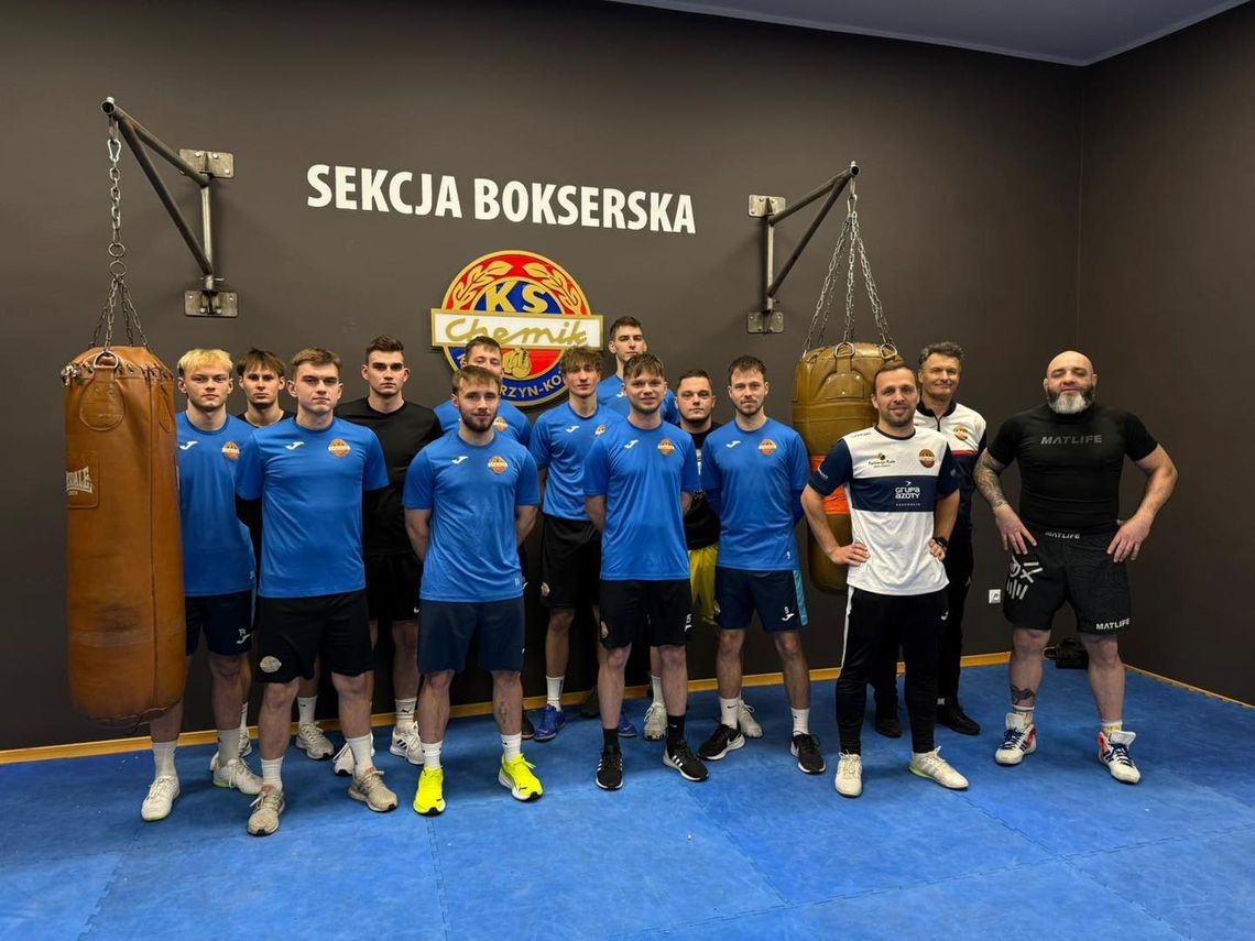 Nietypowy początek przygotowań Chemika. Piłkarze weszli na ring